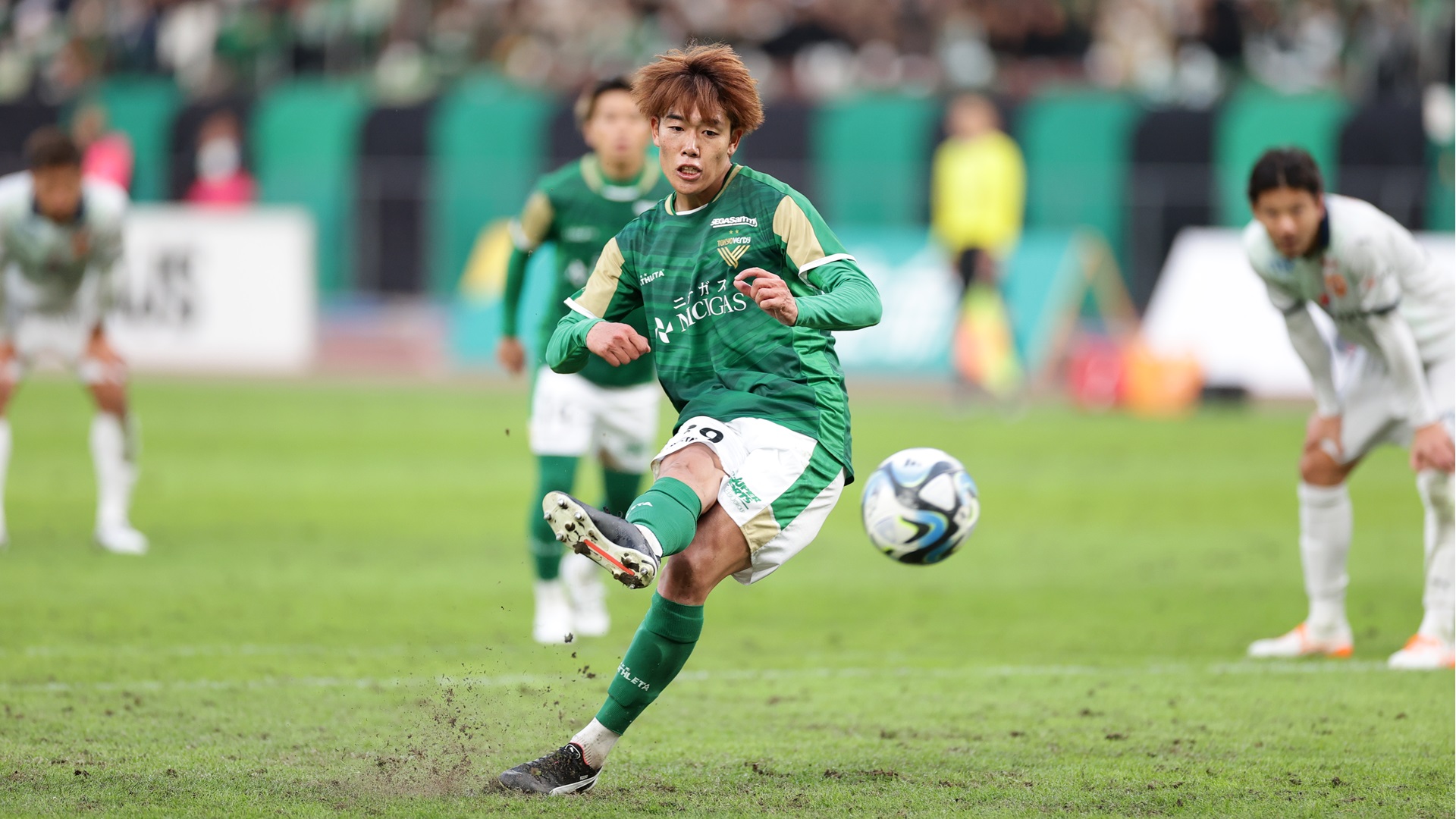 【動画】J1昇格争いの決め手となった東京V染野のPK獲得シーンを検証！ 家本氏が指摘した“イニシエイト”とは？ ｜ ジャッジリプレイ | DAZN News JP