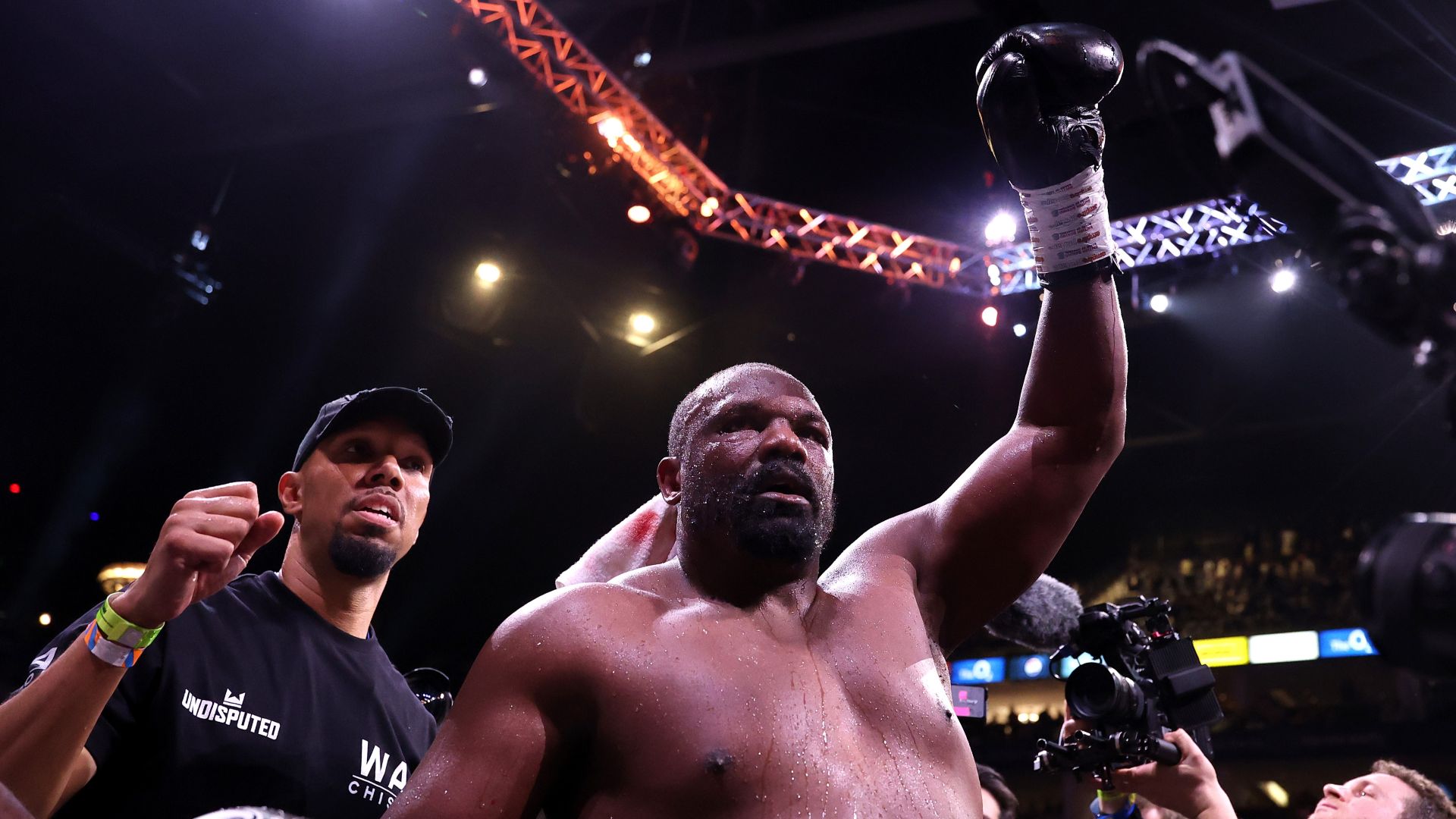 Derek Chisora handed rematch 'green light' as star walks back Deontay ...