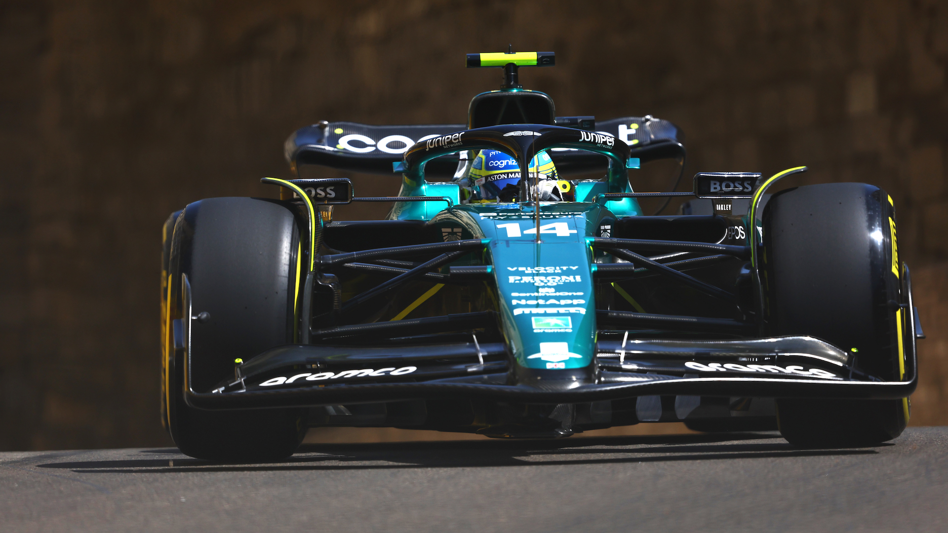 Fernando Alonso y la enésima demostración de su talento en Bakú: con un ojo en la pista y con ...