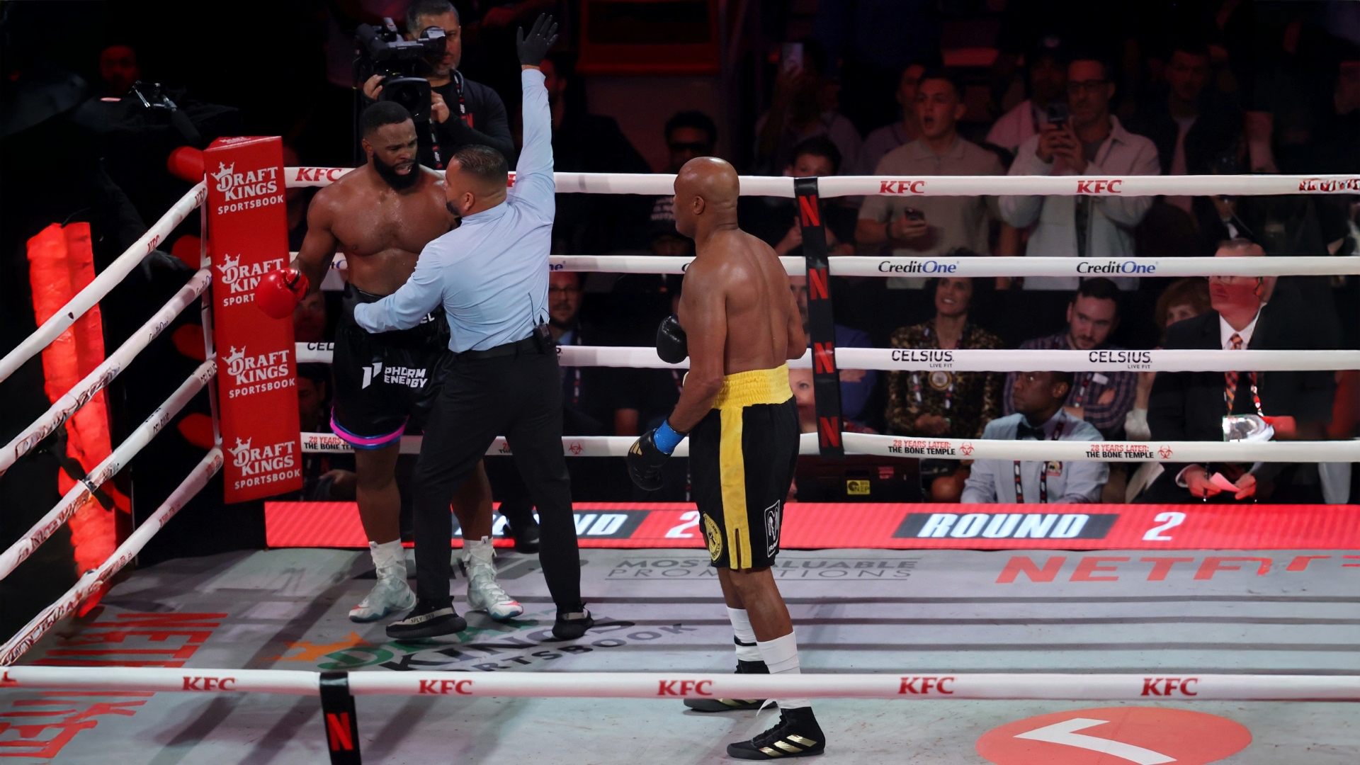 Anderson Silva knocks Tyron Woodley out with this picture-perfect ...