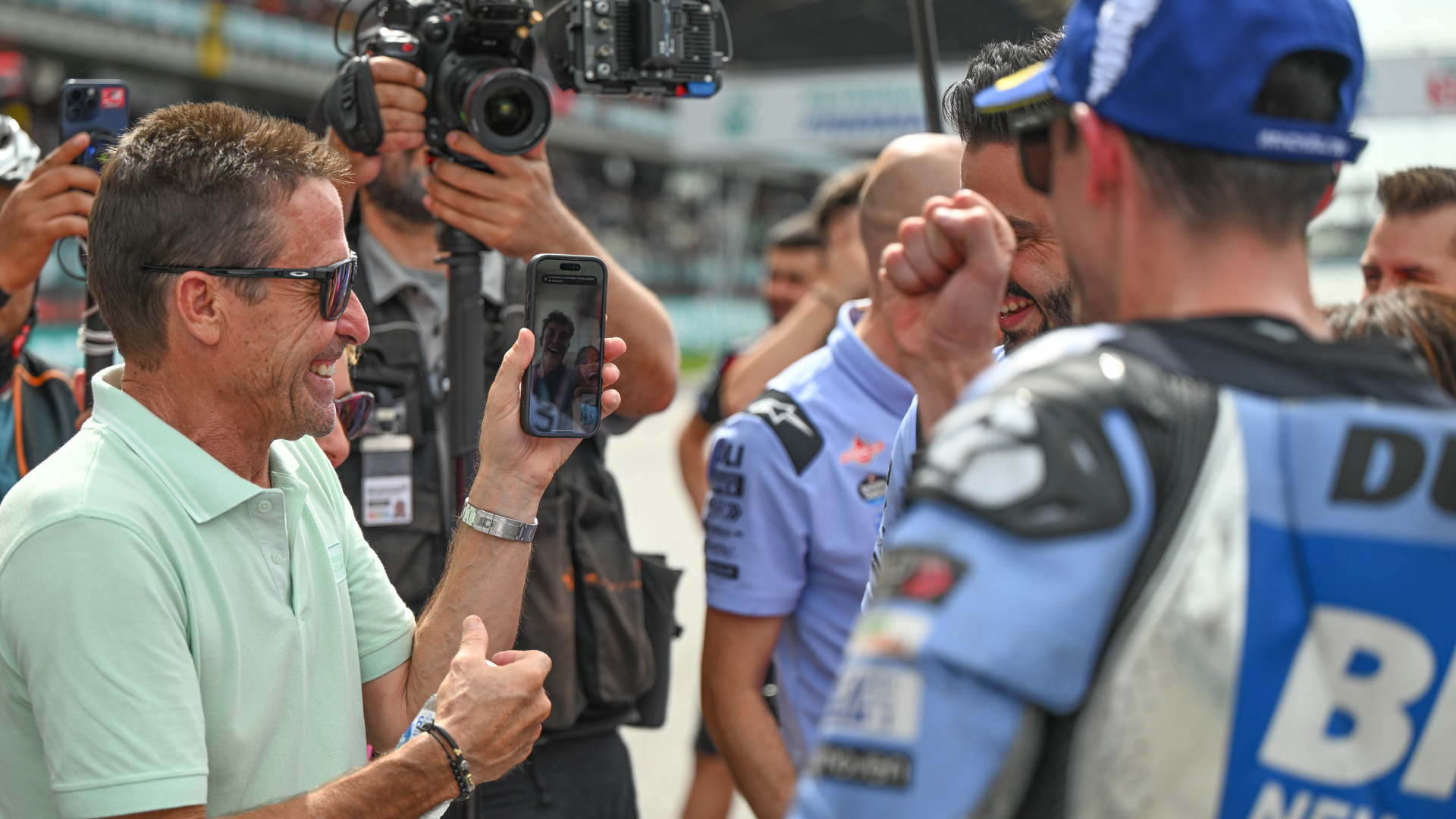 ¡Un hermano es un hermano! Marc Márquez, presente desde la distancia en ...