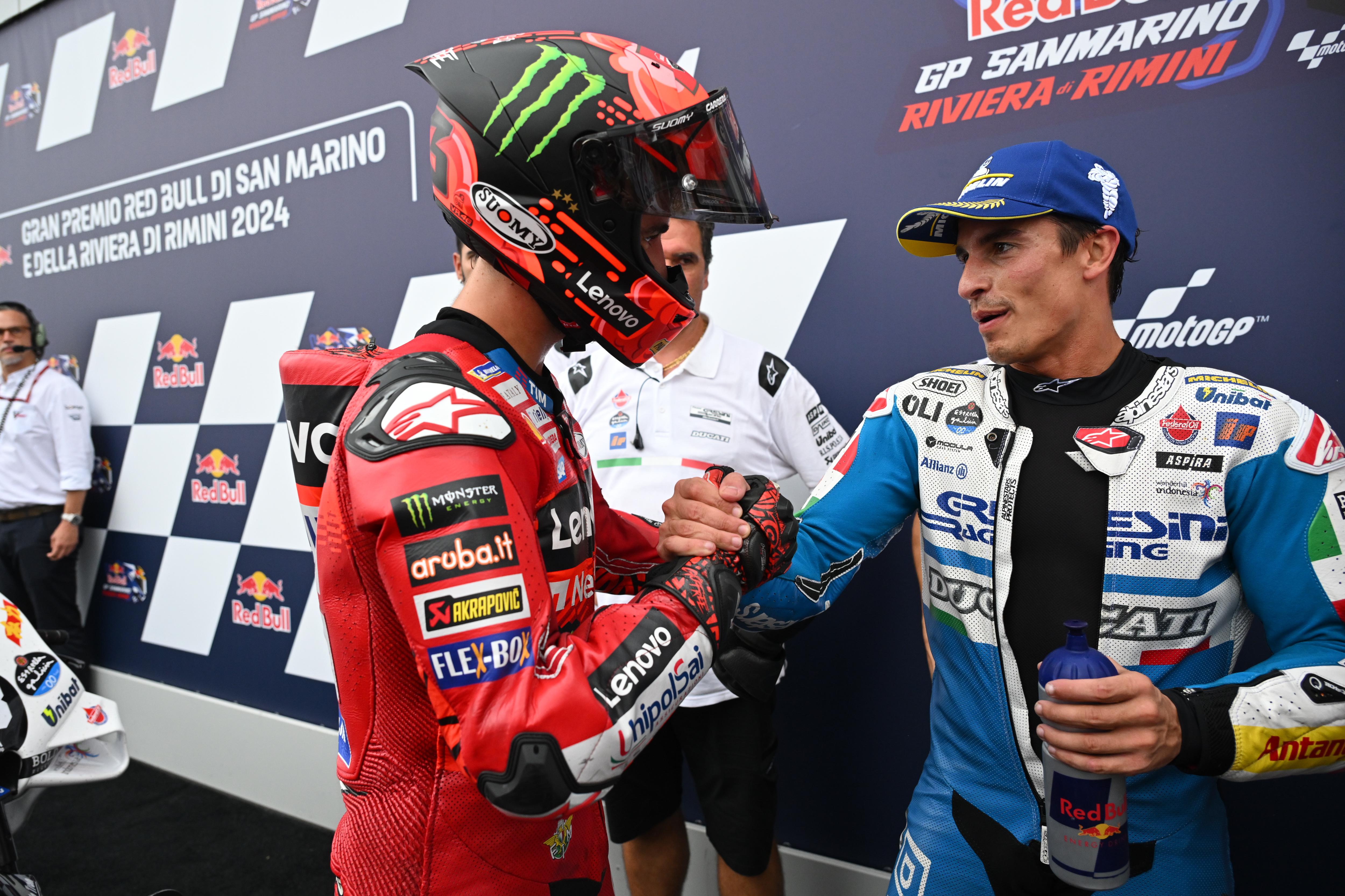 Pecco Bagnaia y su gesto a la grada cuando abuchearon a Marc Márquez al subir al podio en el GP ...