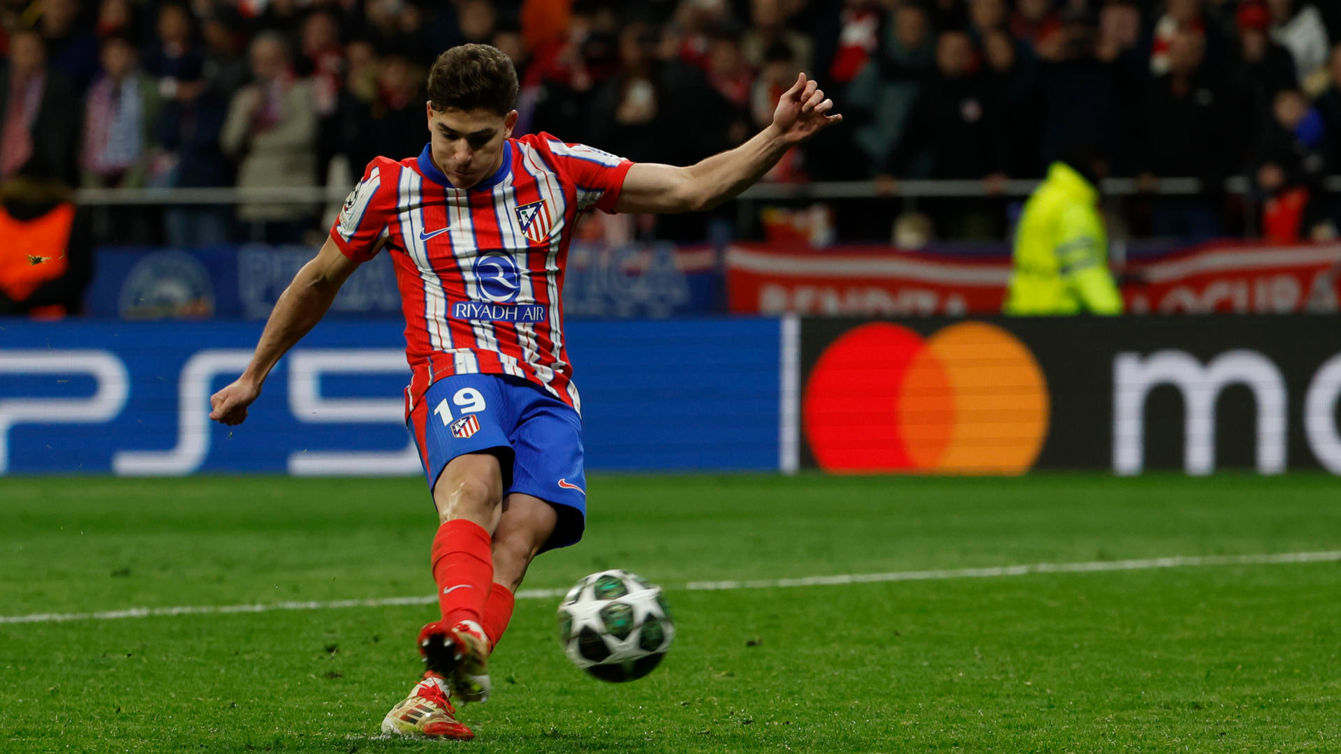 ¿Cómo funciona la normativa de la IFAB del doble toque en los penaltis ...