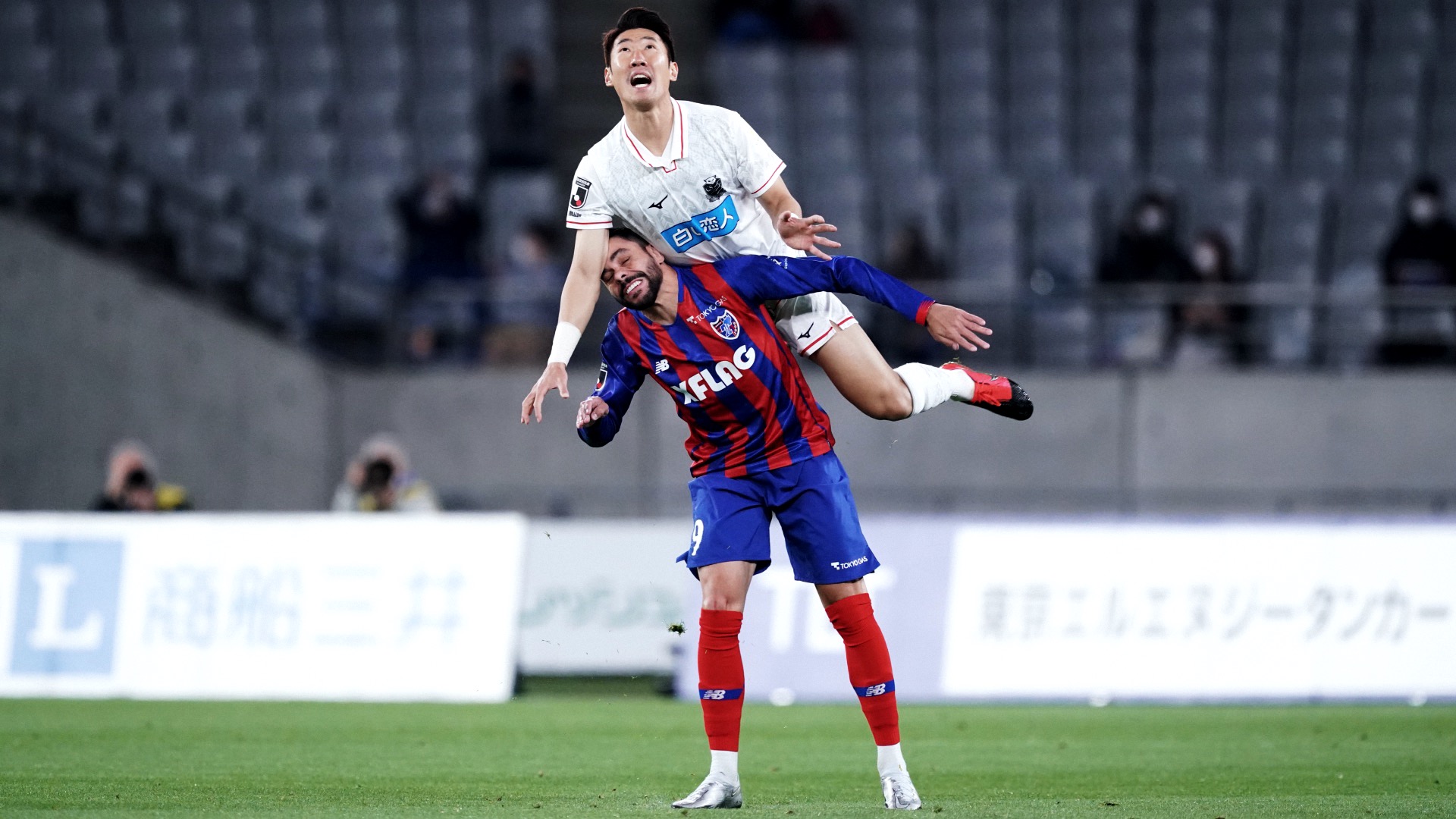 「ゴール裏に近い方からのカメラを見ると」。札幌キム・ミンテのファウルはDOGSOでレッドカードが妥当だったのか｜Jリーグジャッジリプレイ | DAZN News JP