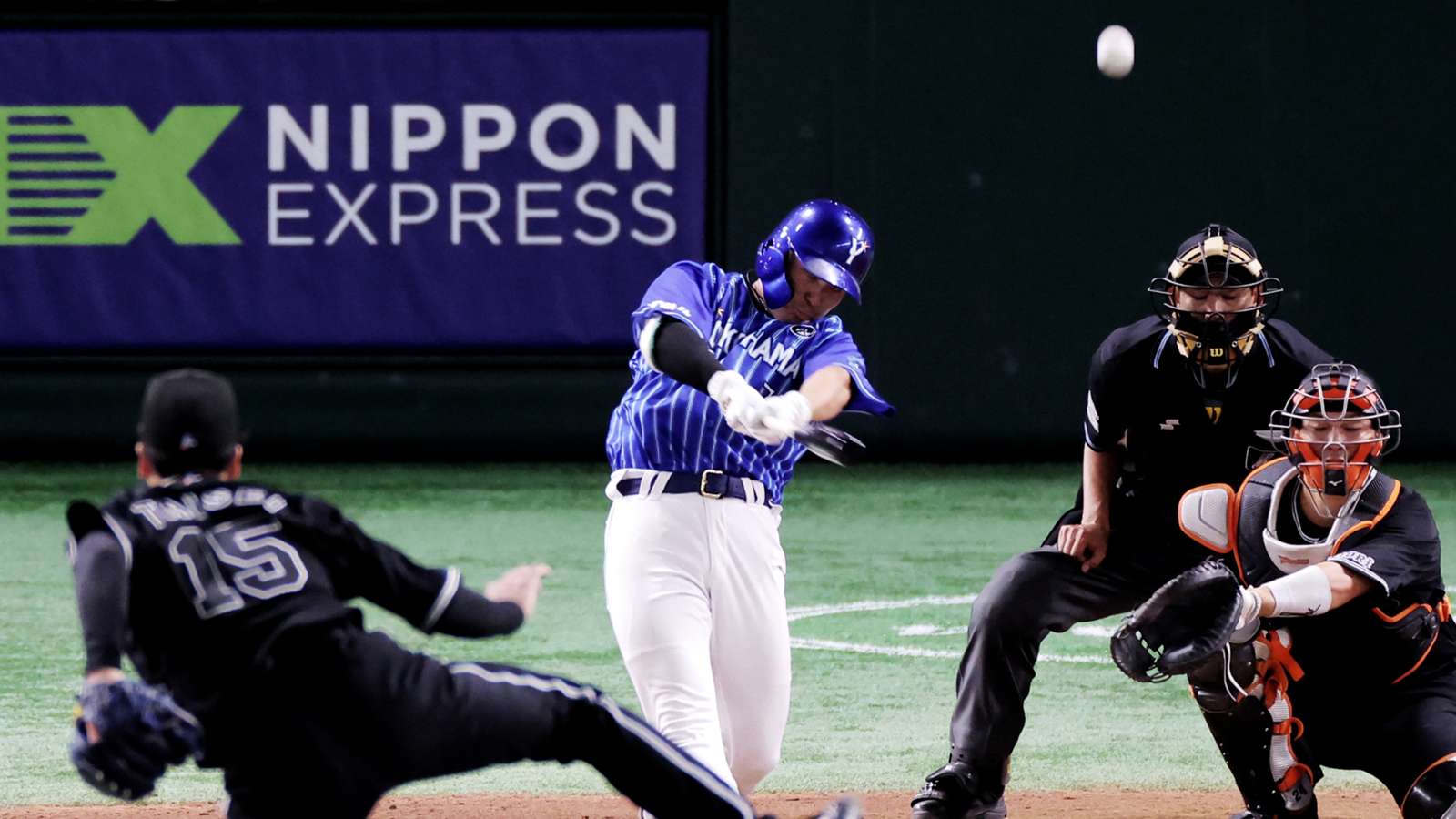 【動画】「永久保存版」「今年イチのデスターシャ！」DeNA佐野が延長11回に放った決勝弾にファンも大歓喜｜プロ野球 | DAZN News 日本