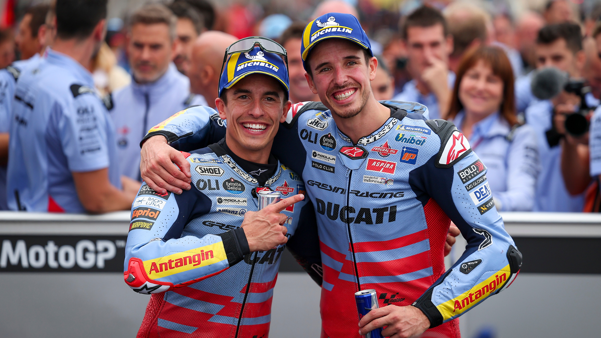 Álex Márquez y el vacile a su hermano Marc tras las durísimas caídas de ...