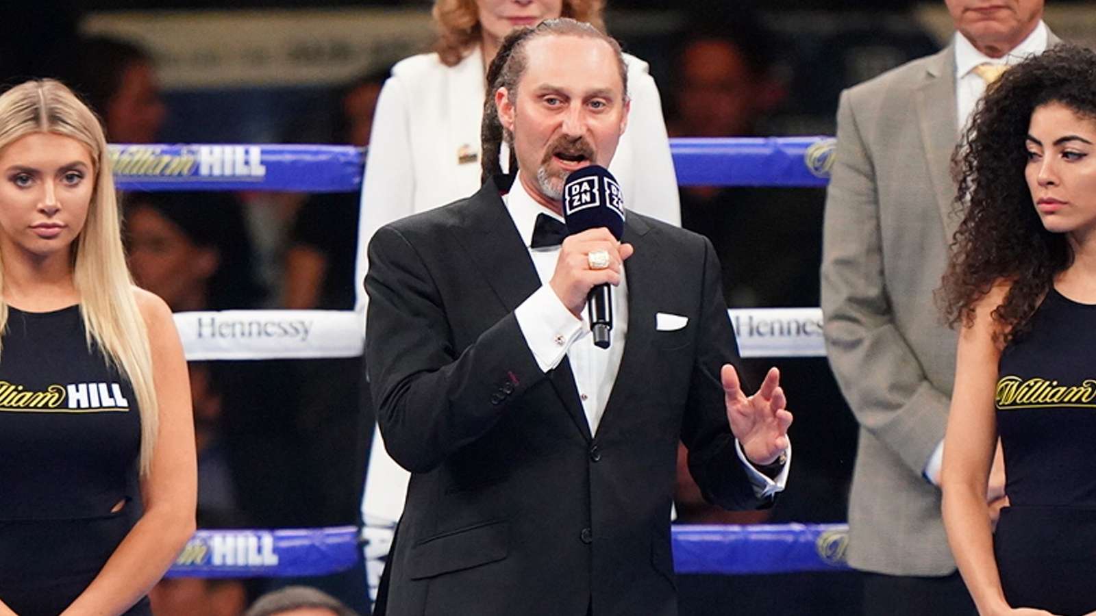 Who is the boxing announcer who repeats fighters' surnames? Learn more ...