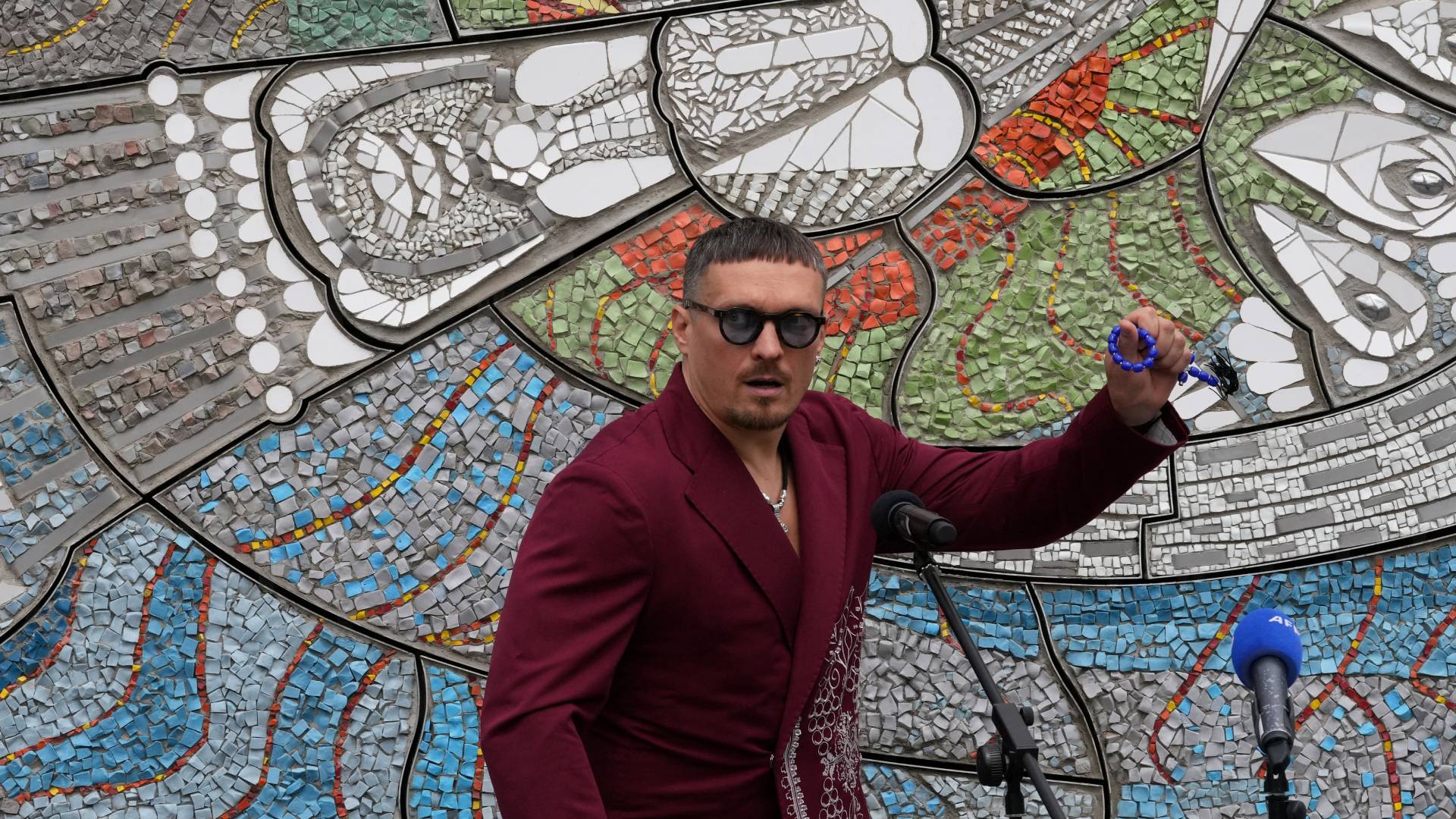 Oleksandr Usyk unveils Boryviter mosaic replica with stirring message ...