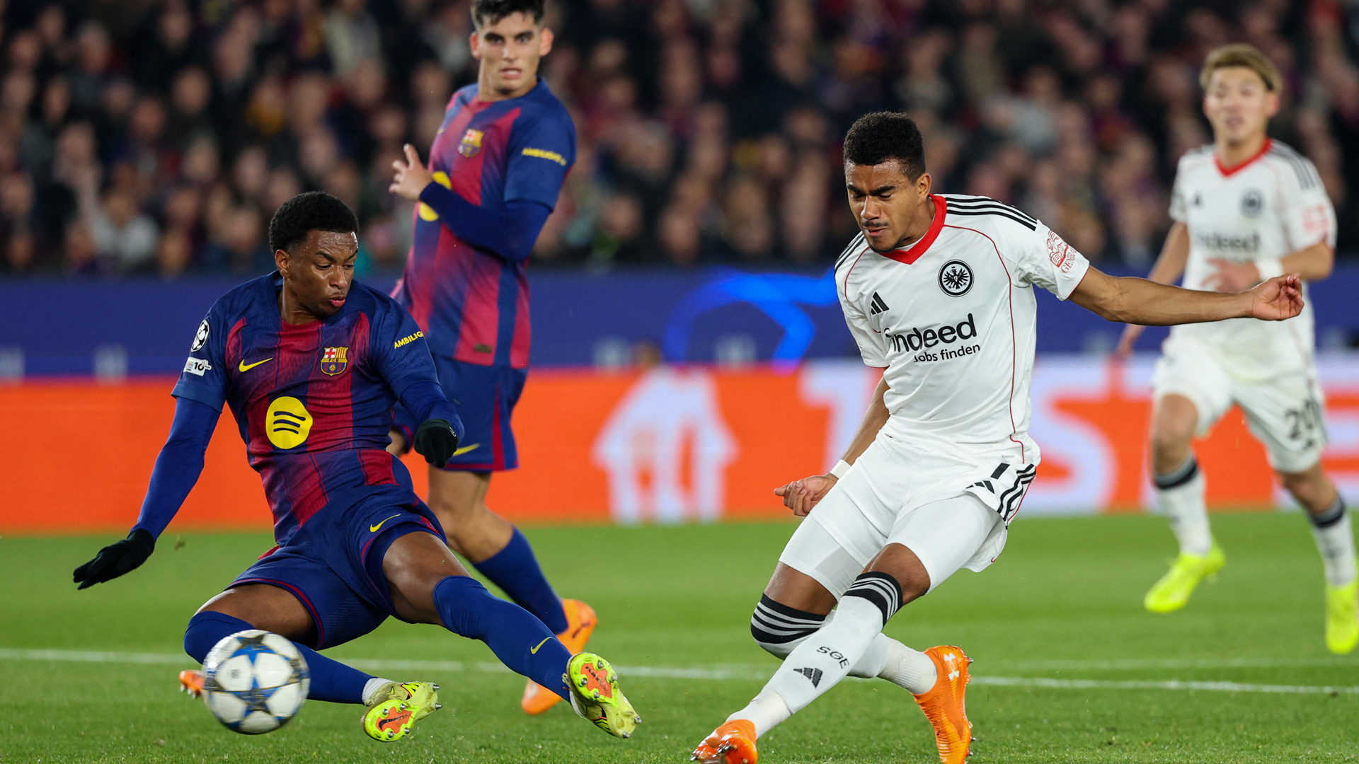 Doppelschlag von Kounde bricht Frankfurt das Genick: FC Barcelona ...