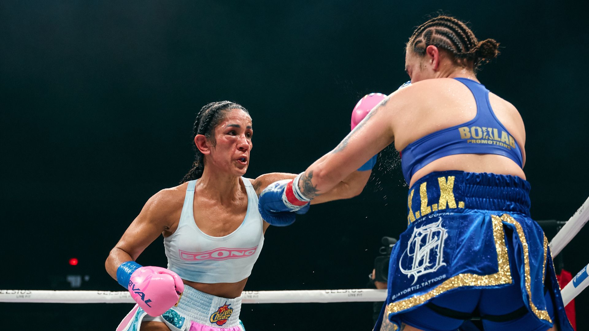 Amanda Serrano mantiene su corona con un ojo cerrado durante medio ...