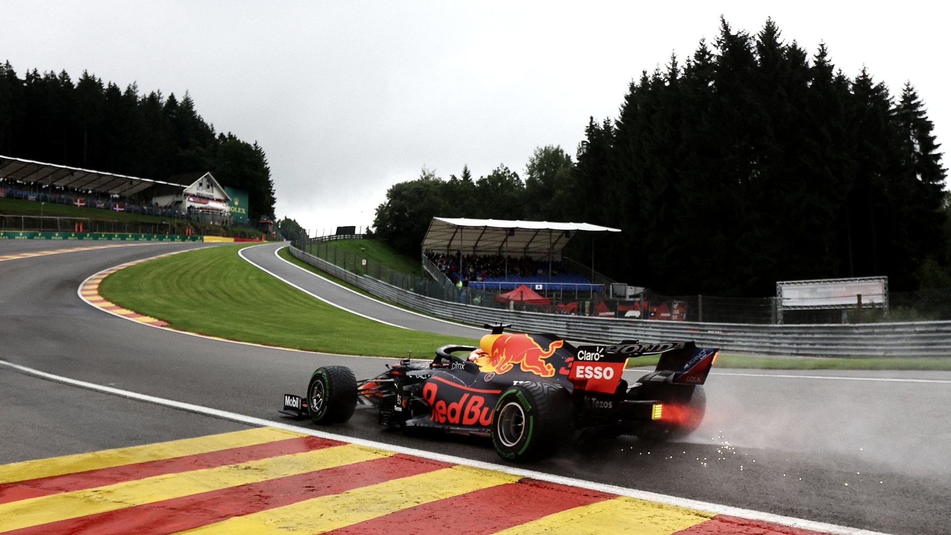 フェルスタッペンが混乱続きの“スパ・ウェザー”でPP獲得！2番手ラッセル、3番手ハミルトン…角田裕毅はQ1脱落17番手｜F1 | DAZN News JP