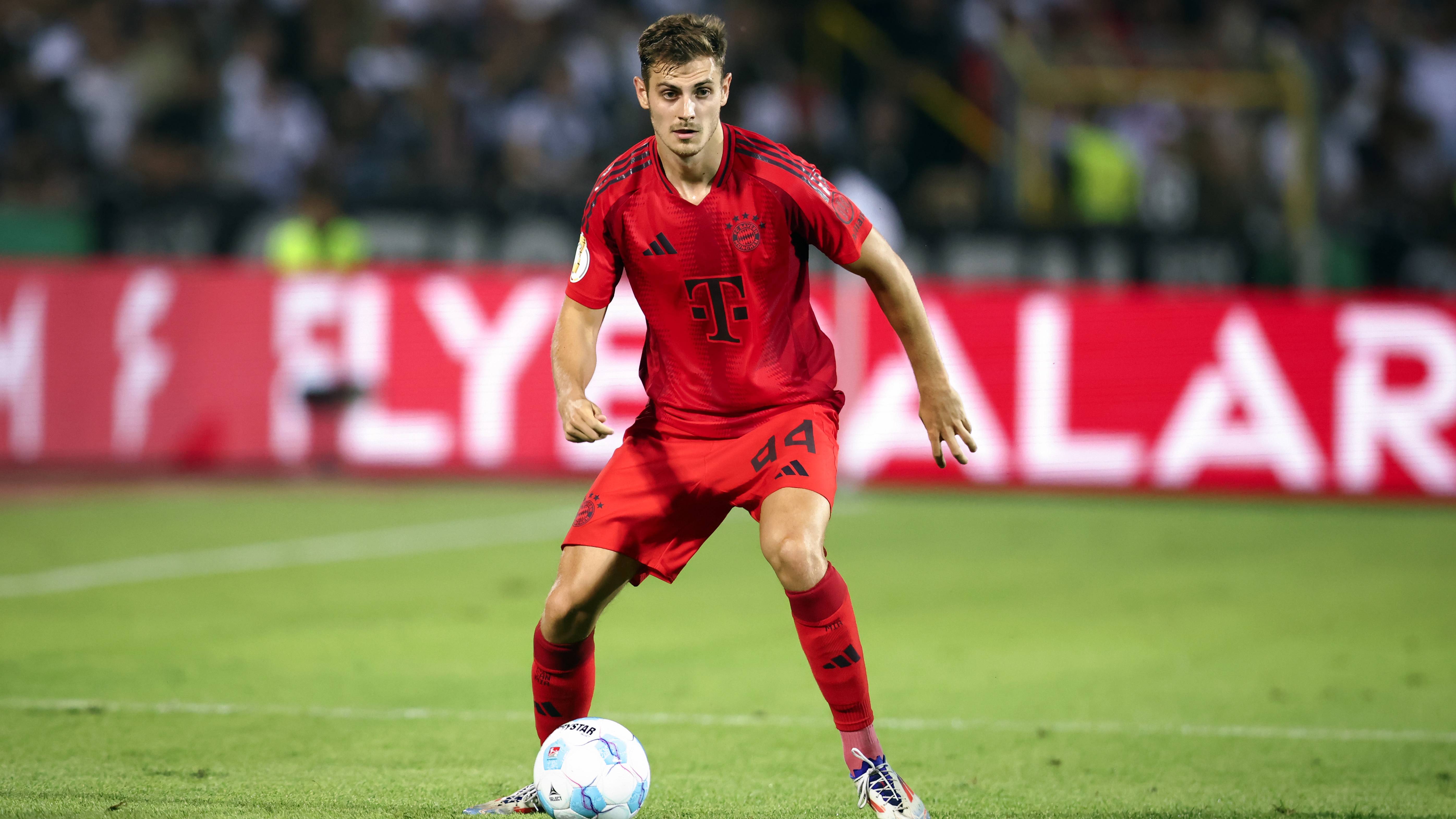 Josip Stanisic glänzt in neuer Rolle: Ein Modell für die Zukunft ...