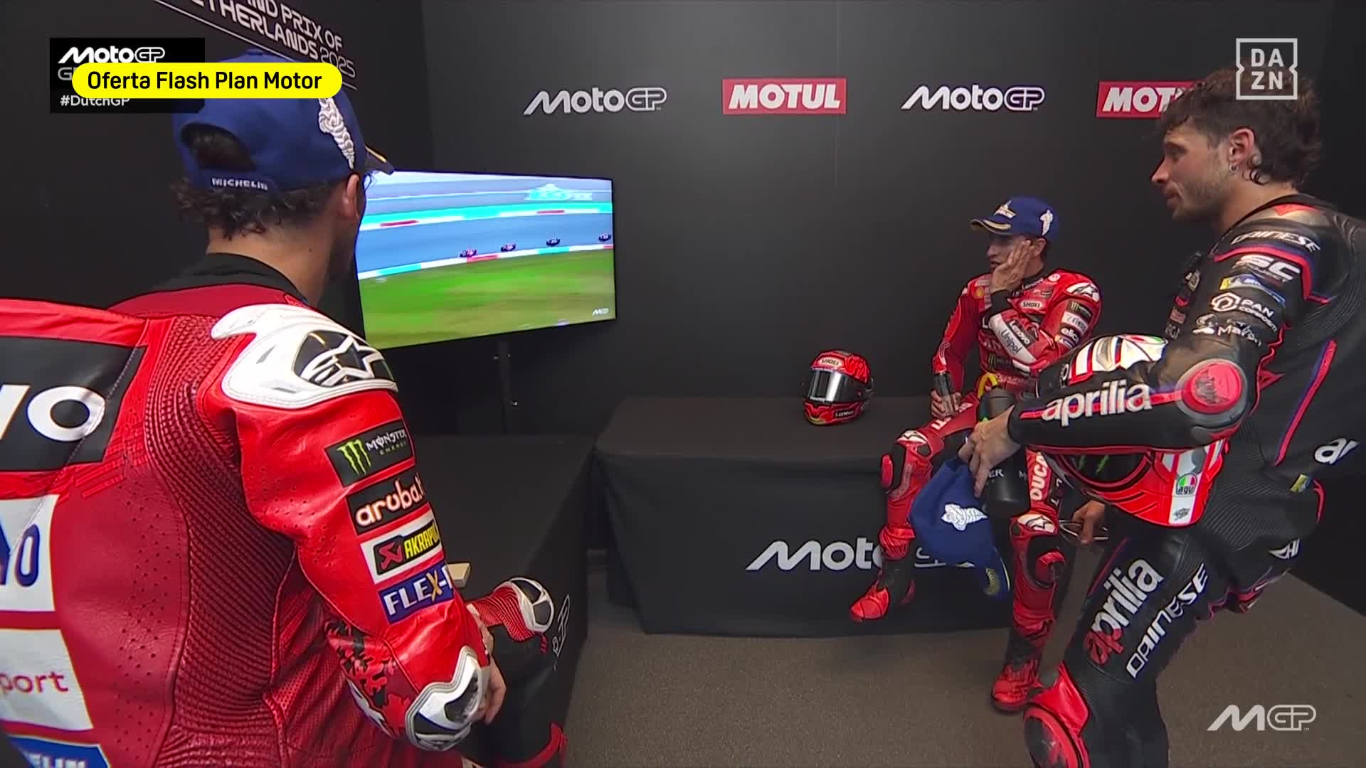 Marc Márquez se lleva las manos a la cabeza tras reaccionar a la caída ...