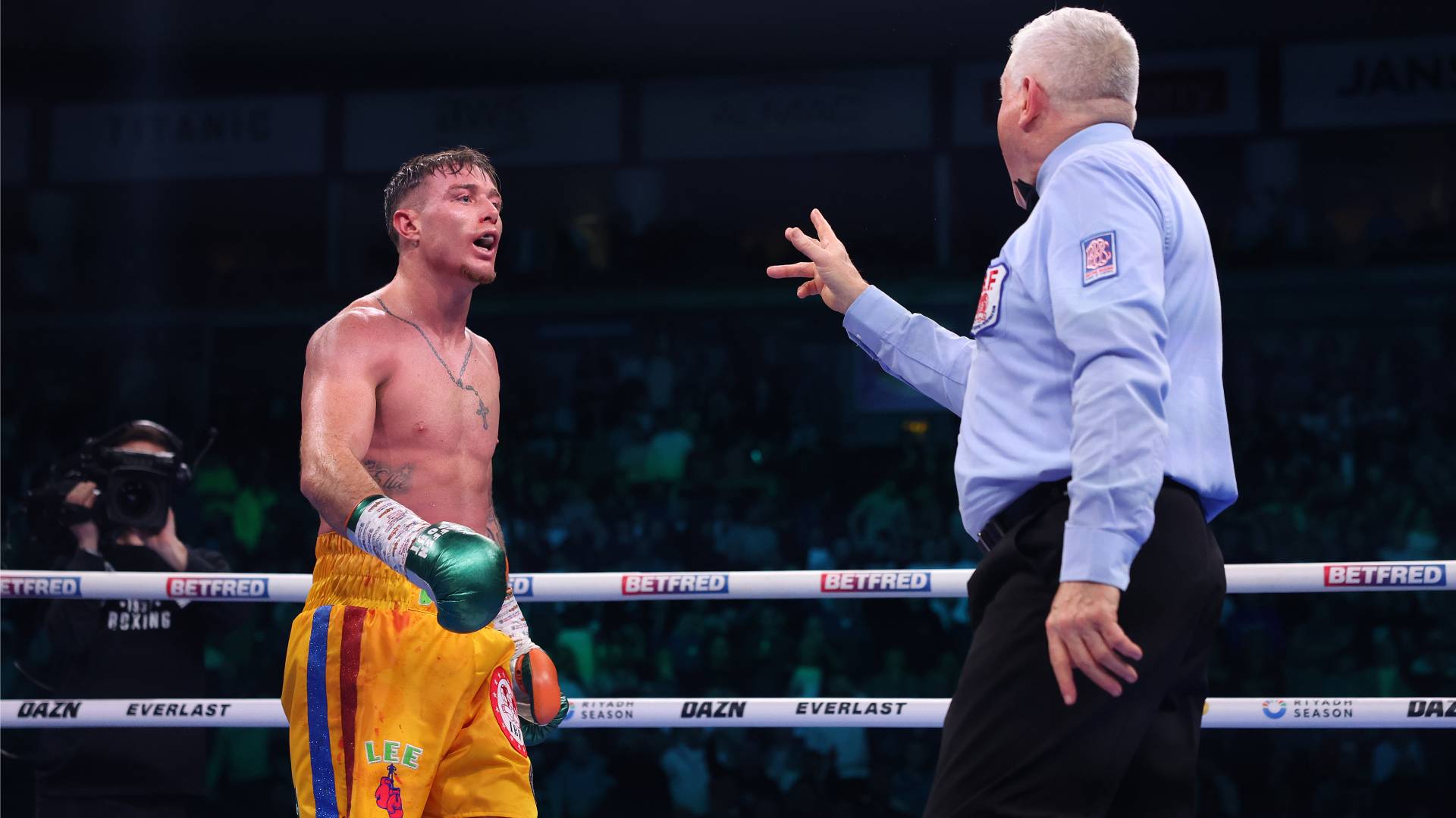 Why was Paddy Donovan disqualified against Lewis Crocker? Crazy fight ...