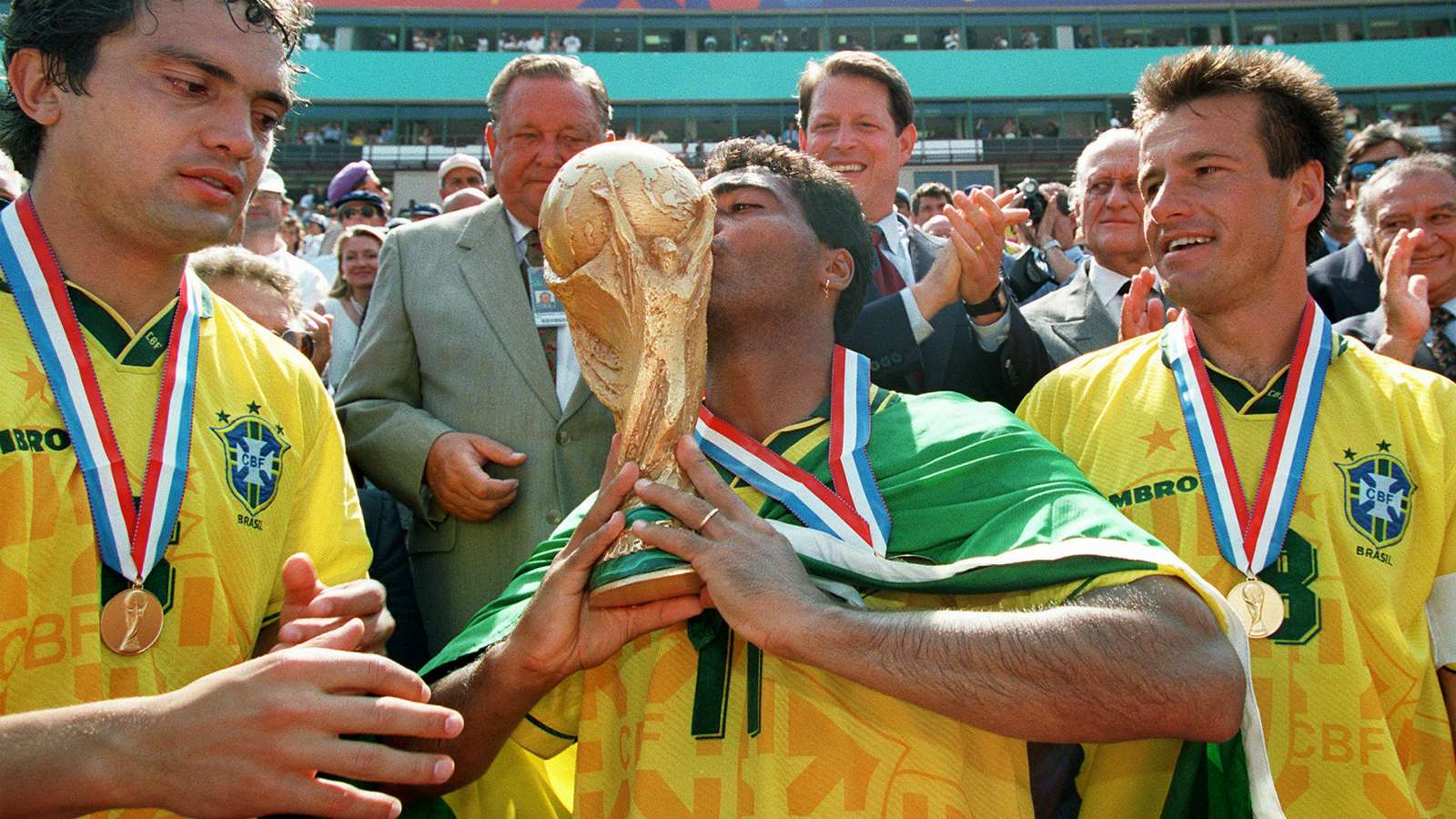 Seleção Brasileira: relembre todas as camisas usadas em Copas do Mundo ...
