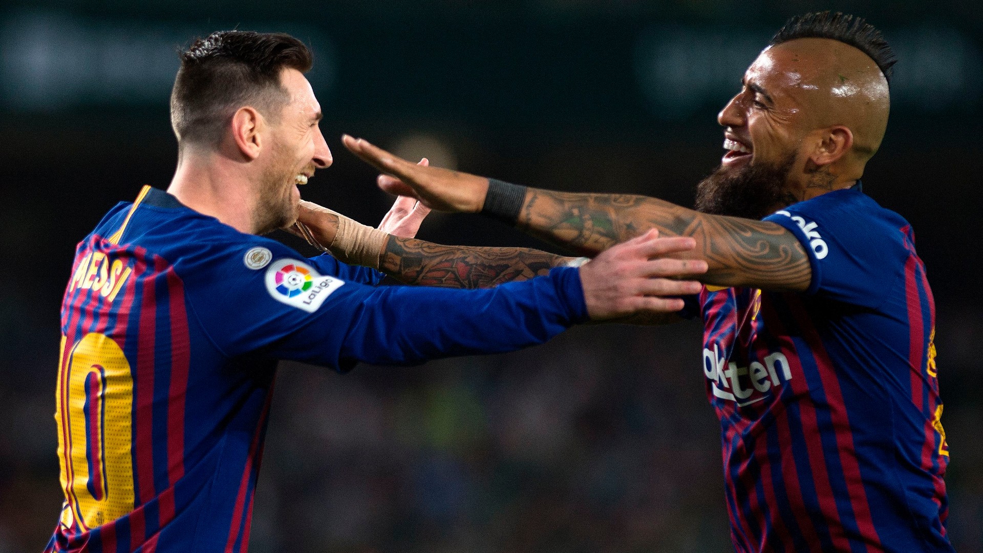 Messi sends heartwarming goodbye to Vidal as midfielder plans to leave ...