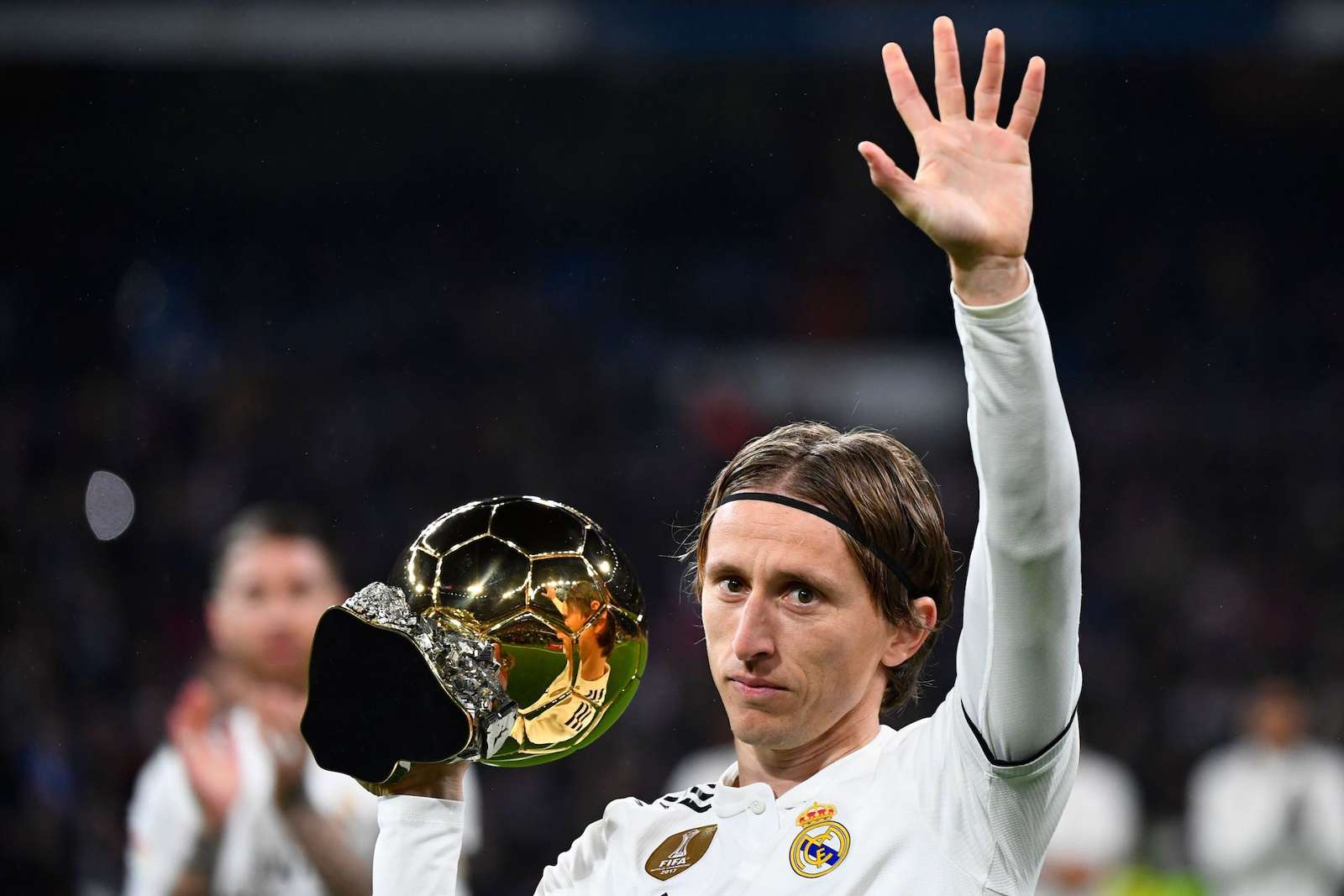 Real Madrid - Luka Modric a présenté son Ballon d'Or au Santiago ...