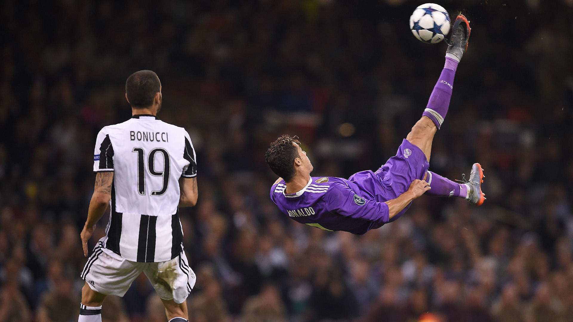How to do a bicycle kick in football: Cristiano Ronaldo, Zlatan ...