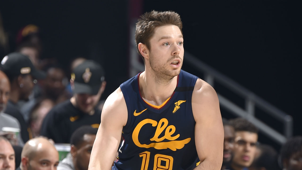 Matthew Dellavedova dishes out a career-high 14 assists as Cleveland ...