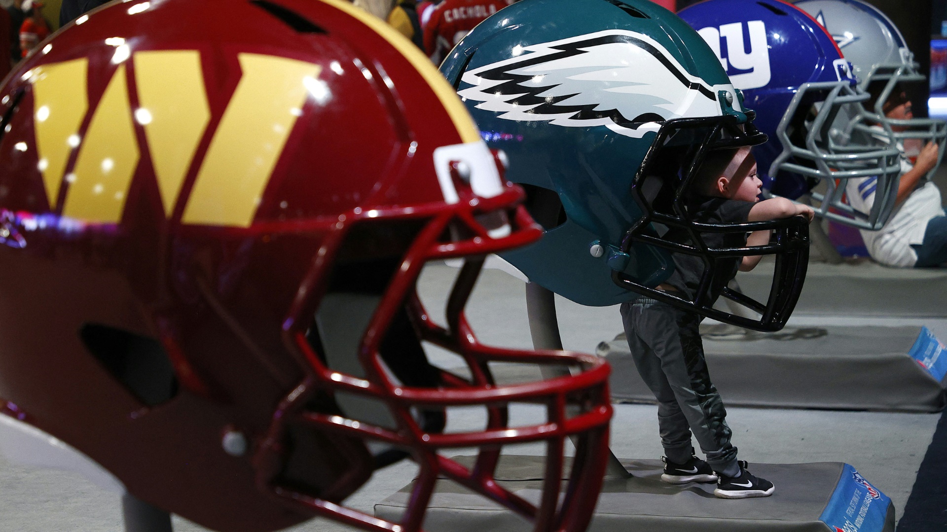 NFL: Neuer Quarterback-Helm soll für mehr Sicherheit sorgen | DAZN News DE