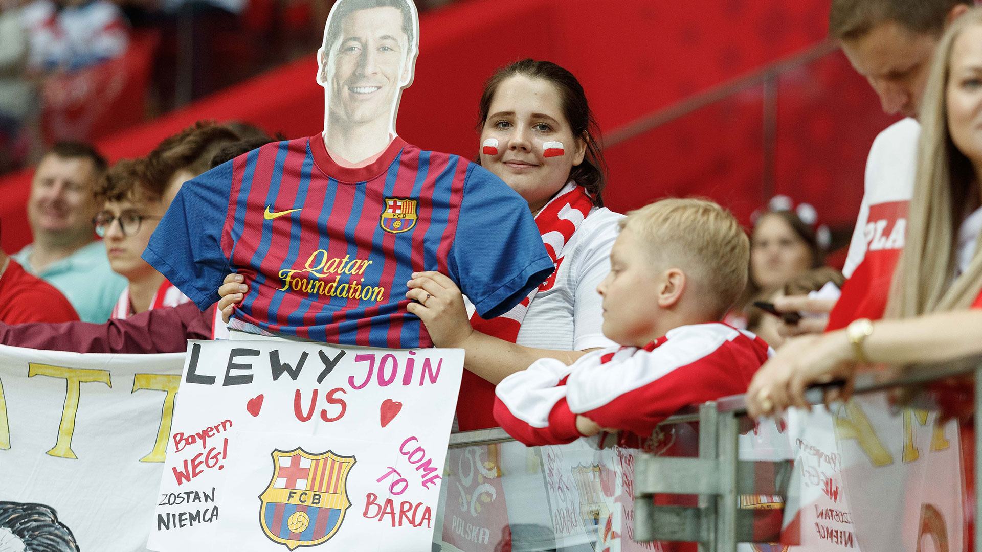 "Theater!" Ex-Bundesligaspieler Hajto kritisiert Lewandowskis Verhalten | DAZN News DE