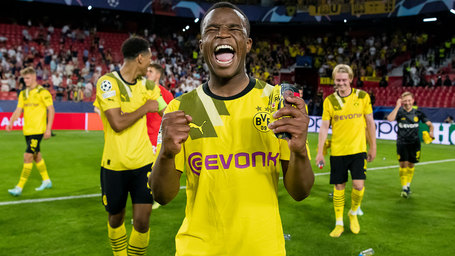 Jüngster Spieler mit zehn Toren: BVB-Youngster Moukoko löst Wirtz ab ...