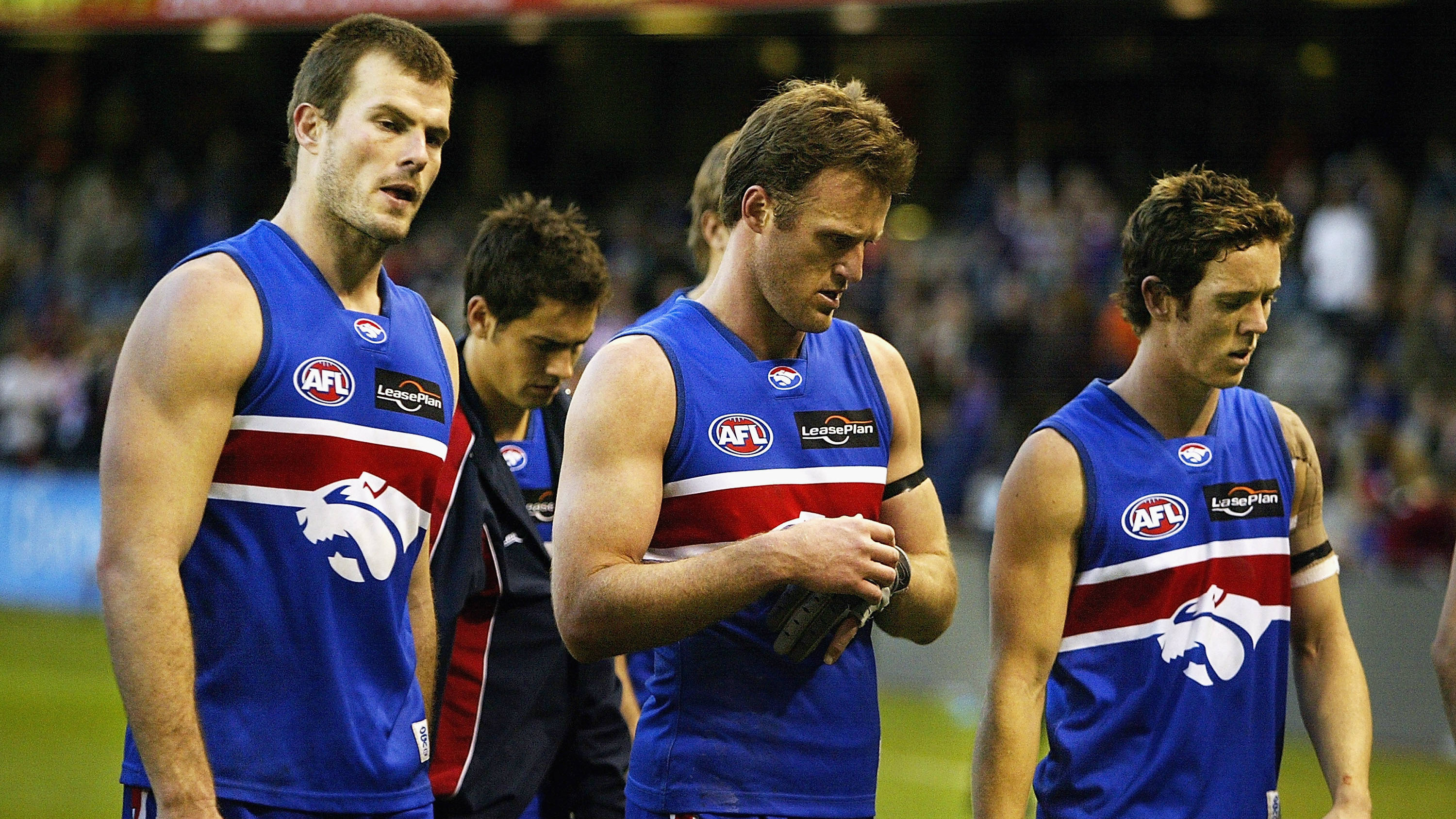 Western Bulldogs legend Bob Murphy got knocked out by Luke Darcy at ...