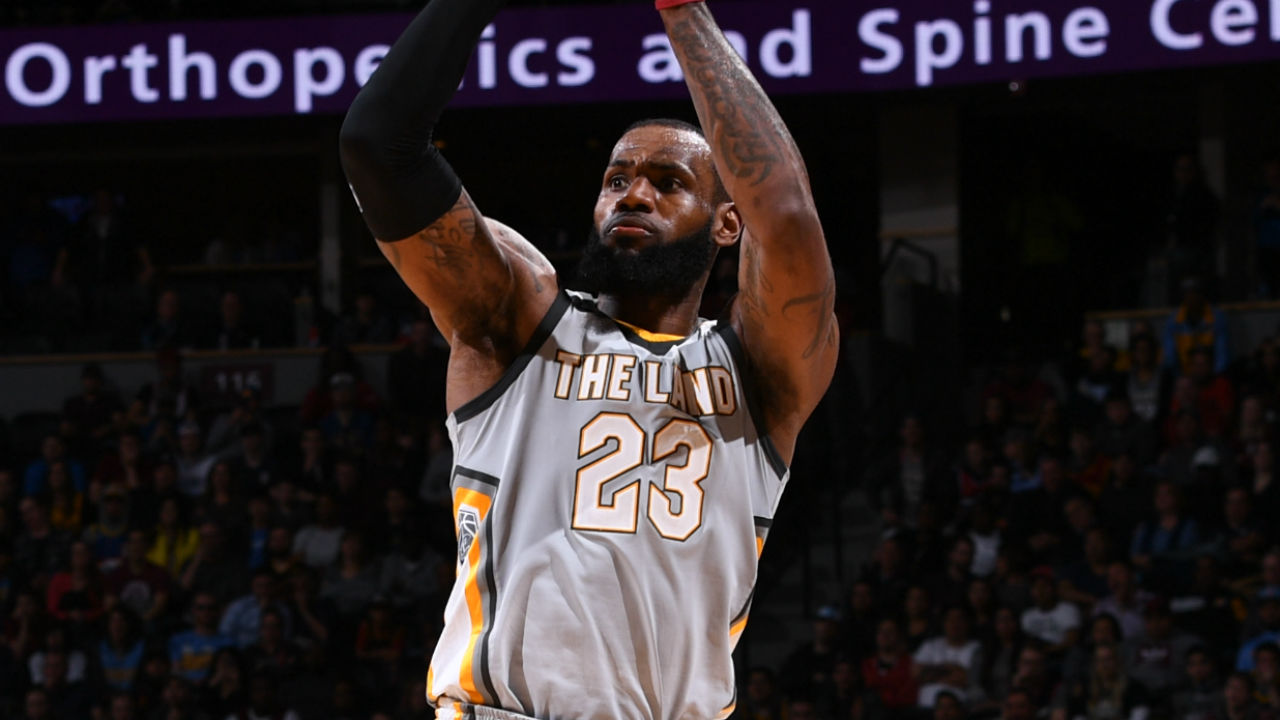 WATCH: LeBron takes over down the stretch, hits clutch fadeaway to bury ...