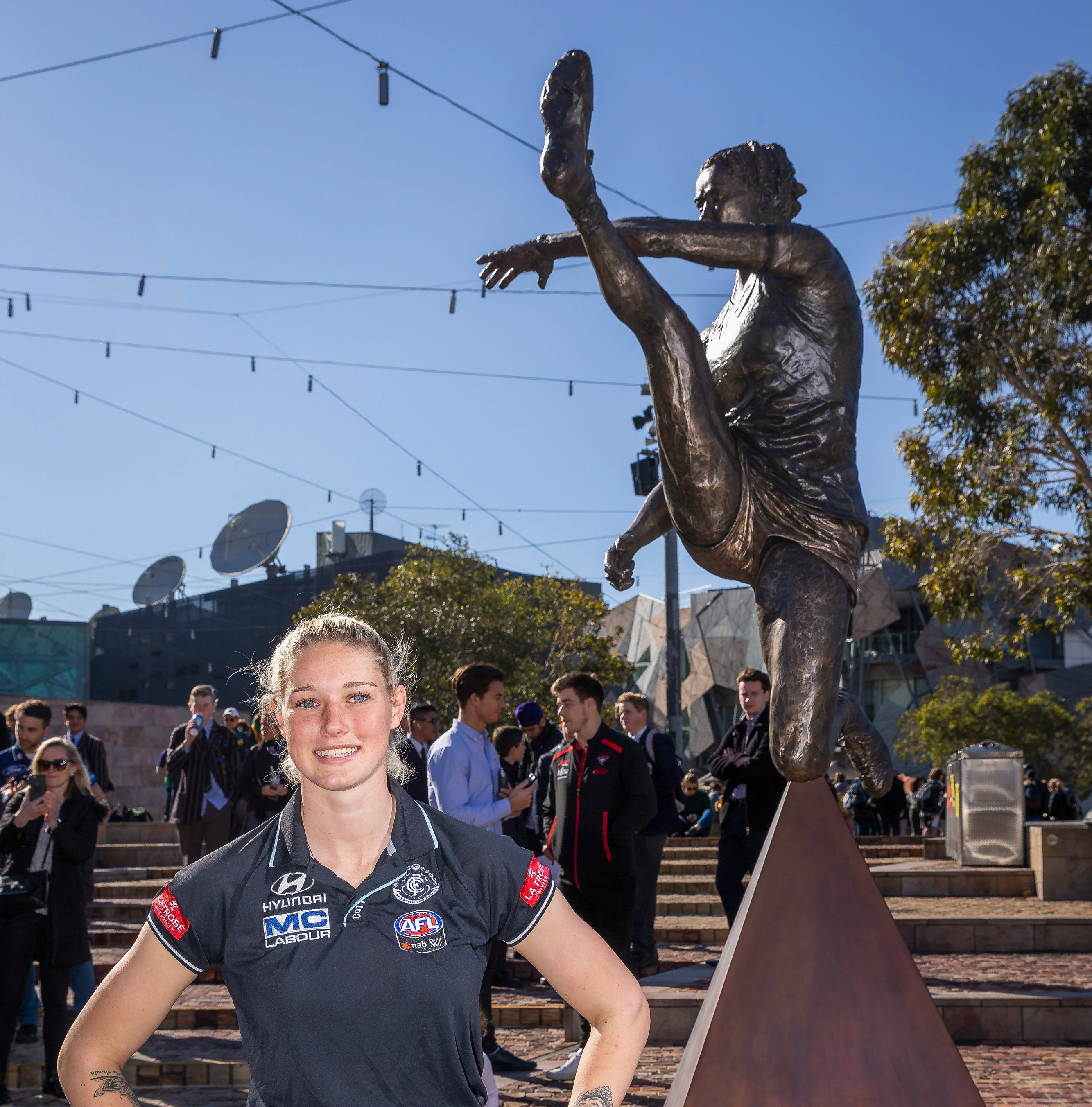 Tayla Harris statue unveiled in Melbourne's Federation Square ...