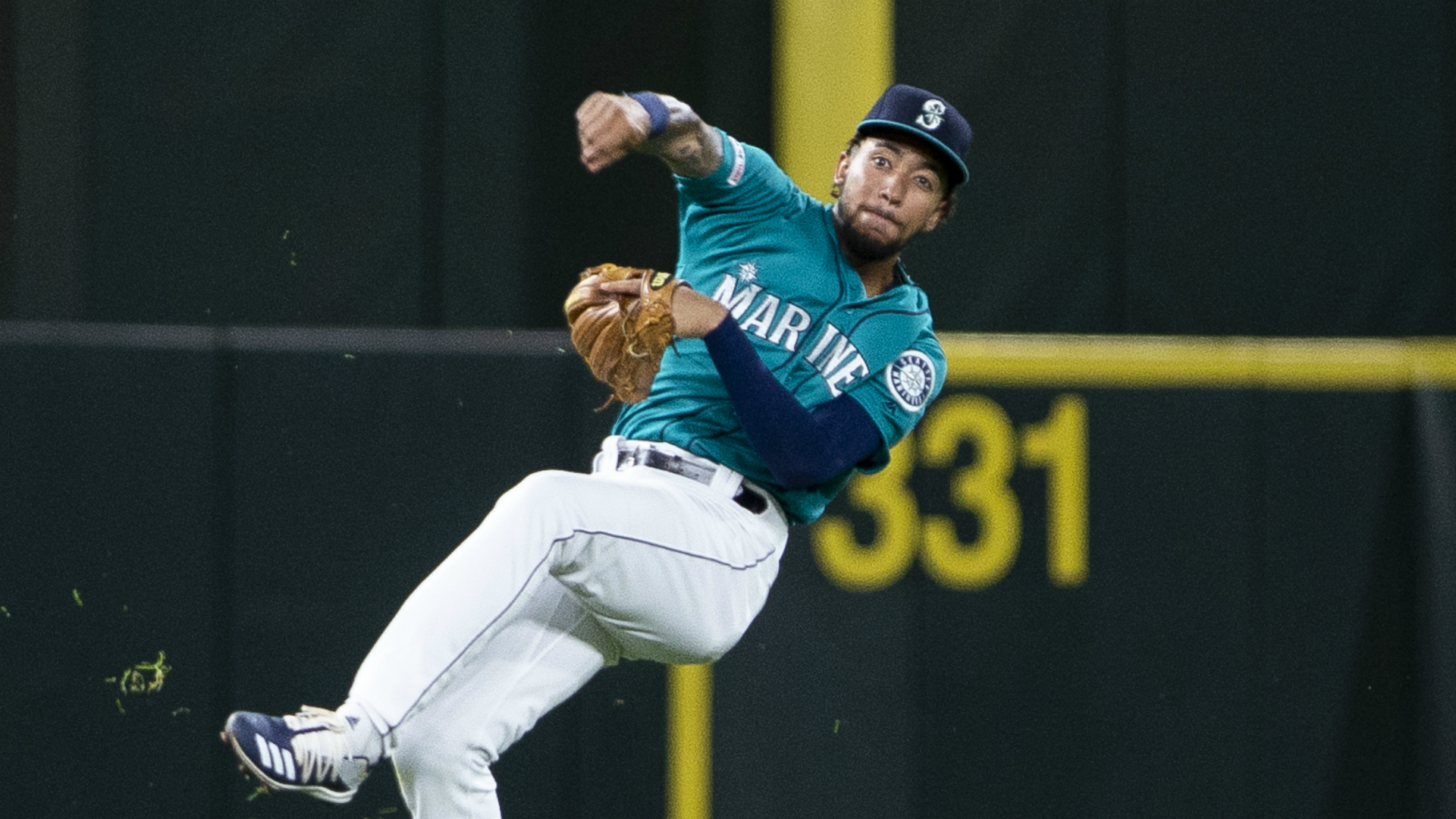 Mariners' J.P. Crawford twists limbs to make stunning throw | Sporting News