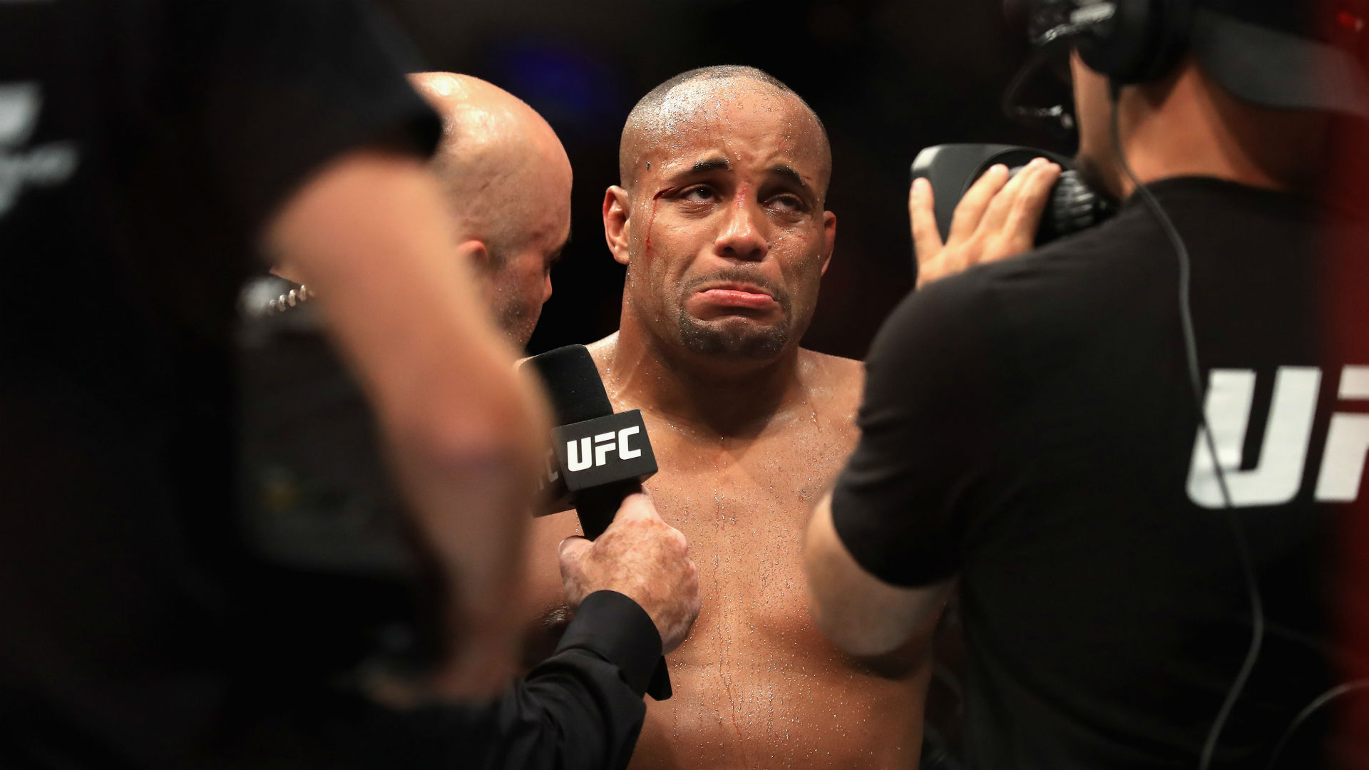 UFC analyst Joe Rogan apologizes for interviewing Daniel Cormier after ...