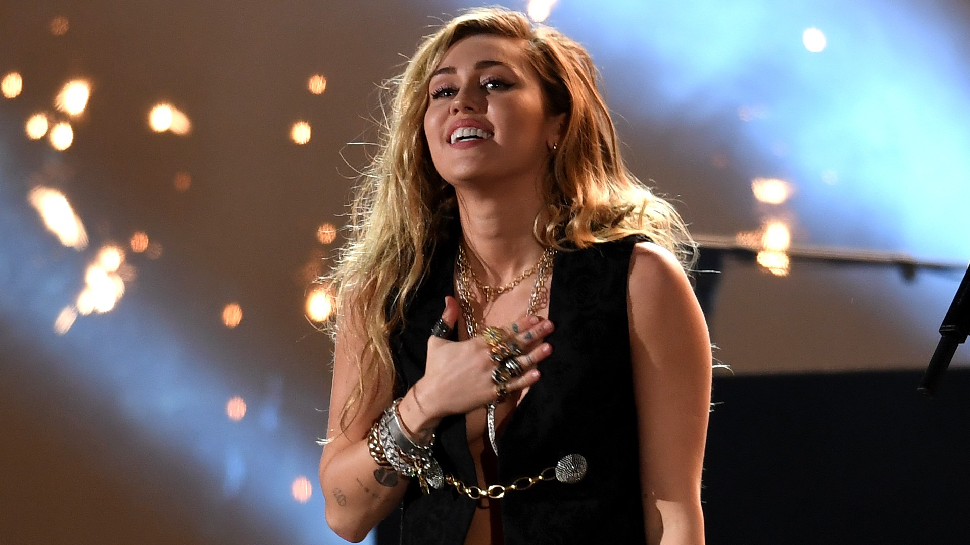 Miley Cyrus' Final Four performance brings out Twitter love, hate and ...