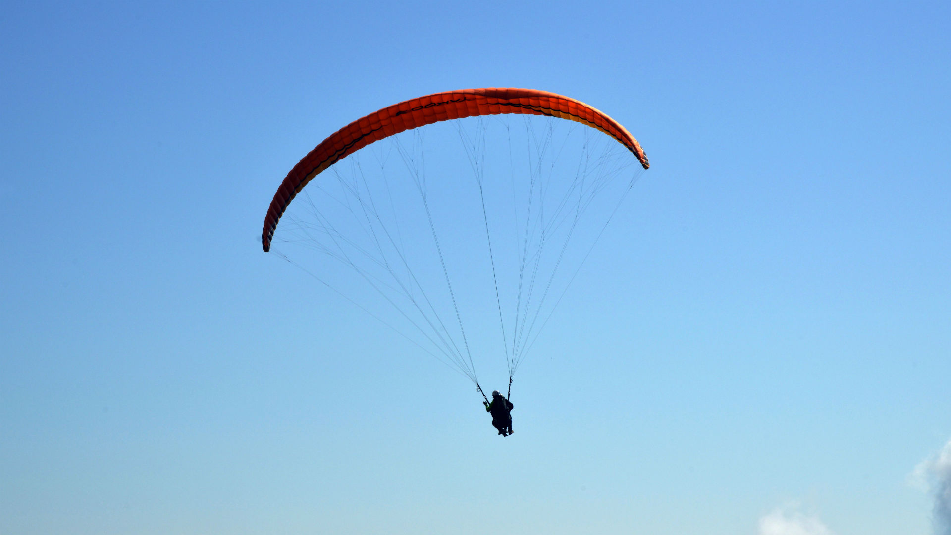 Parachute entrance goes terribly wrong at BYU-Wisconsin football game ...