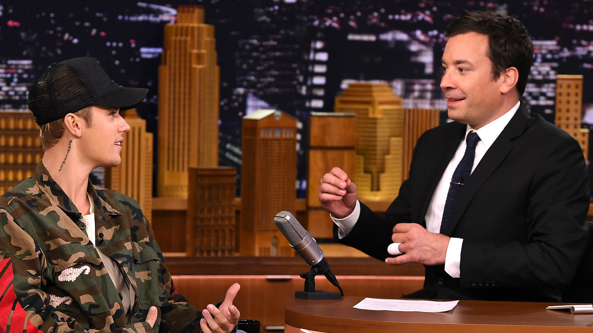 Justin Bieber taught Jimmy Fallon how to play hockey on 'The Tonight ...